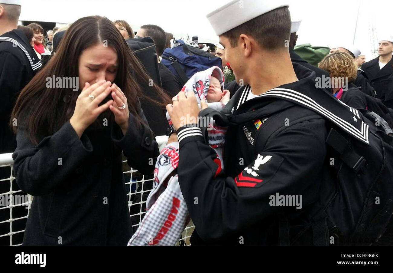 NORFOLK (Nov. 4, 2012) Aviation ElectricianÕs Mate 2nd Class Steven ...