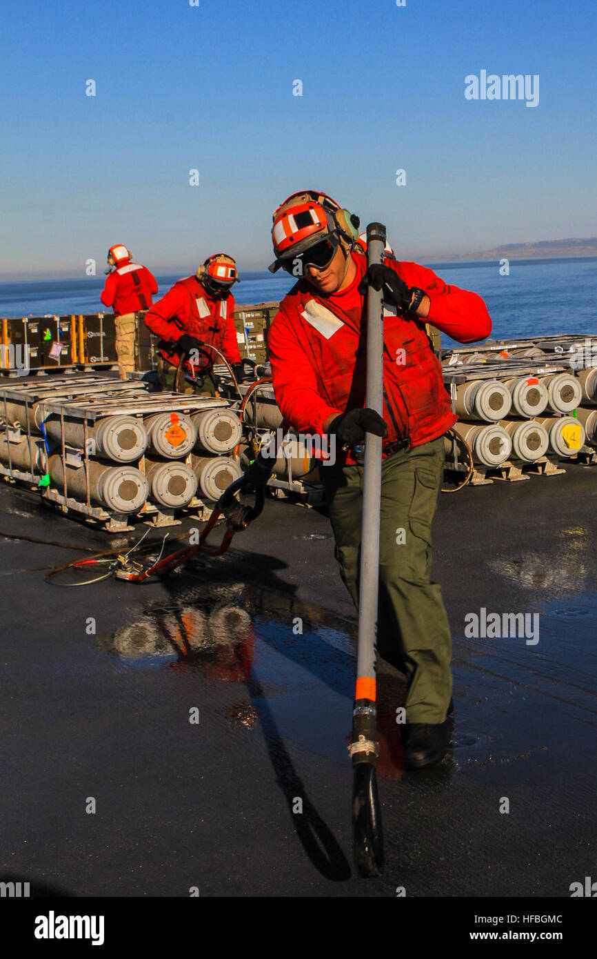 Amphibious assault ship below hi-res stock photography and images - Alamy