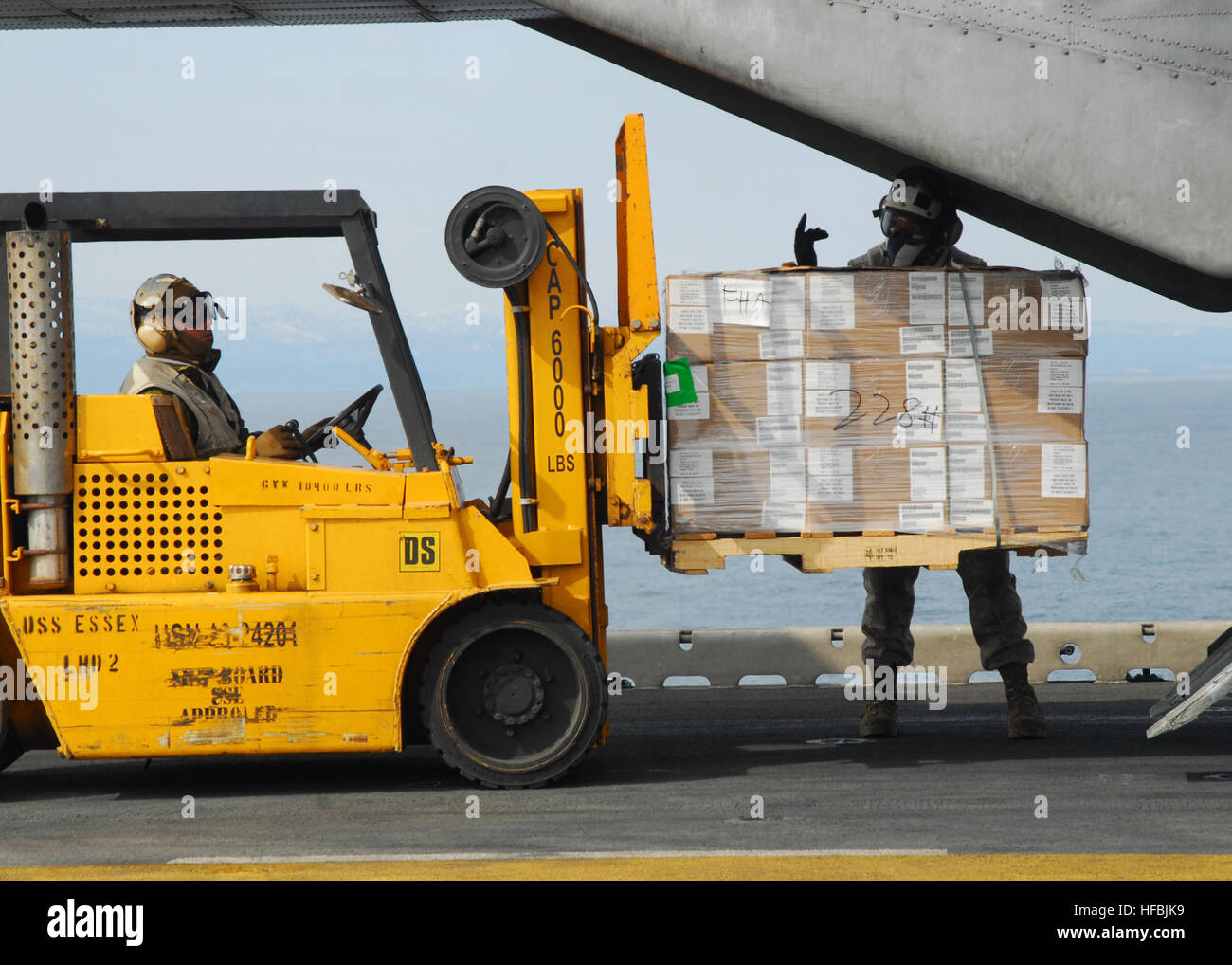 Lhd 2 uss essex hi-res stock photography and images - Alamy