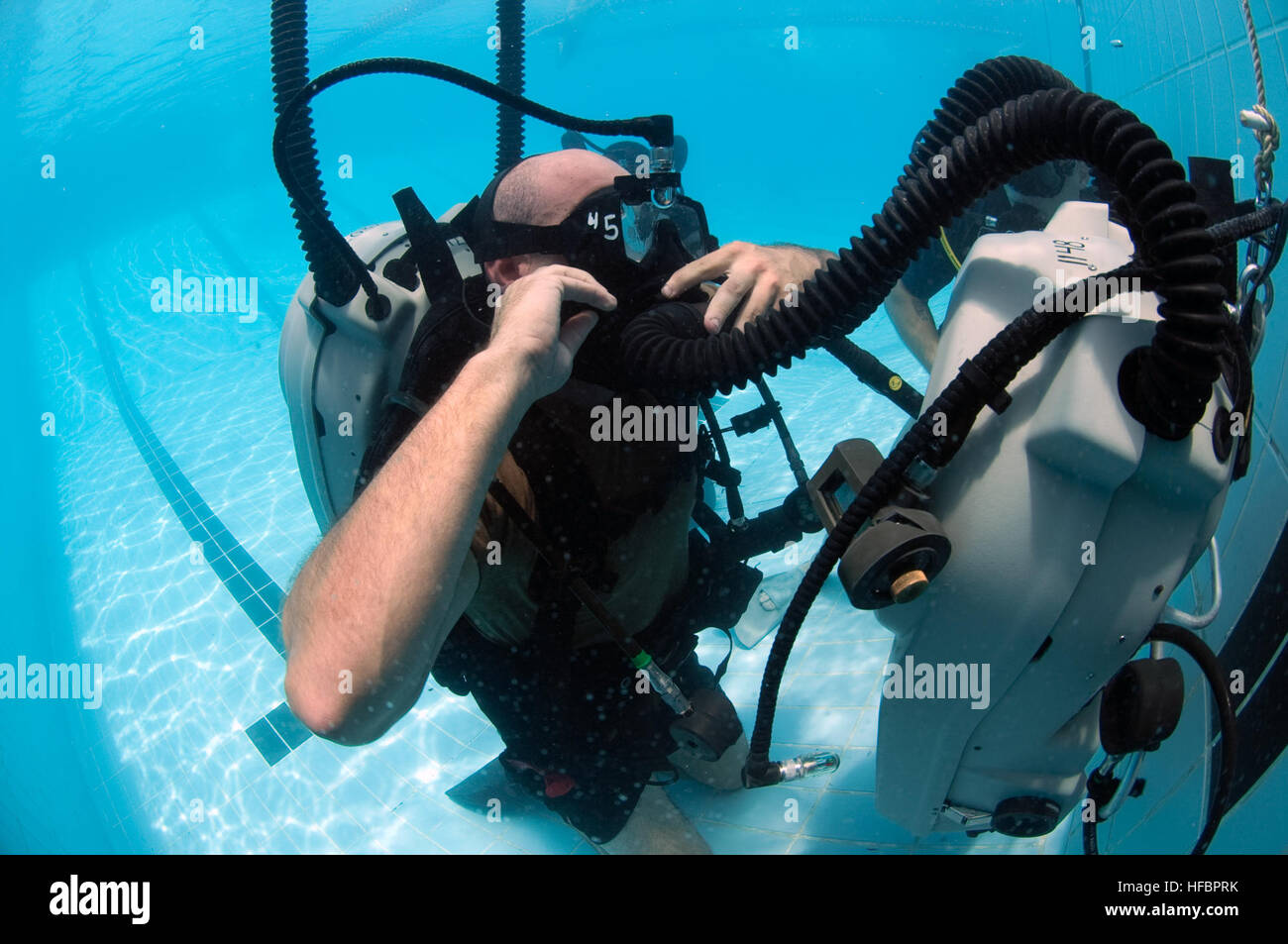 Mk 16 mod 1 underwater breathing apparatus hi-res stock photography and ...