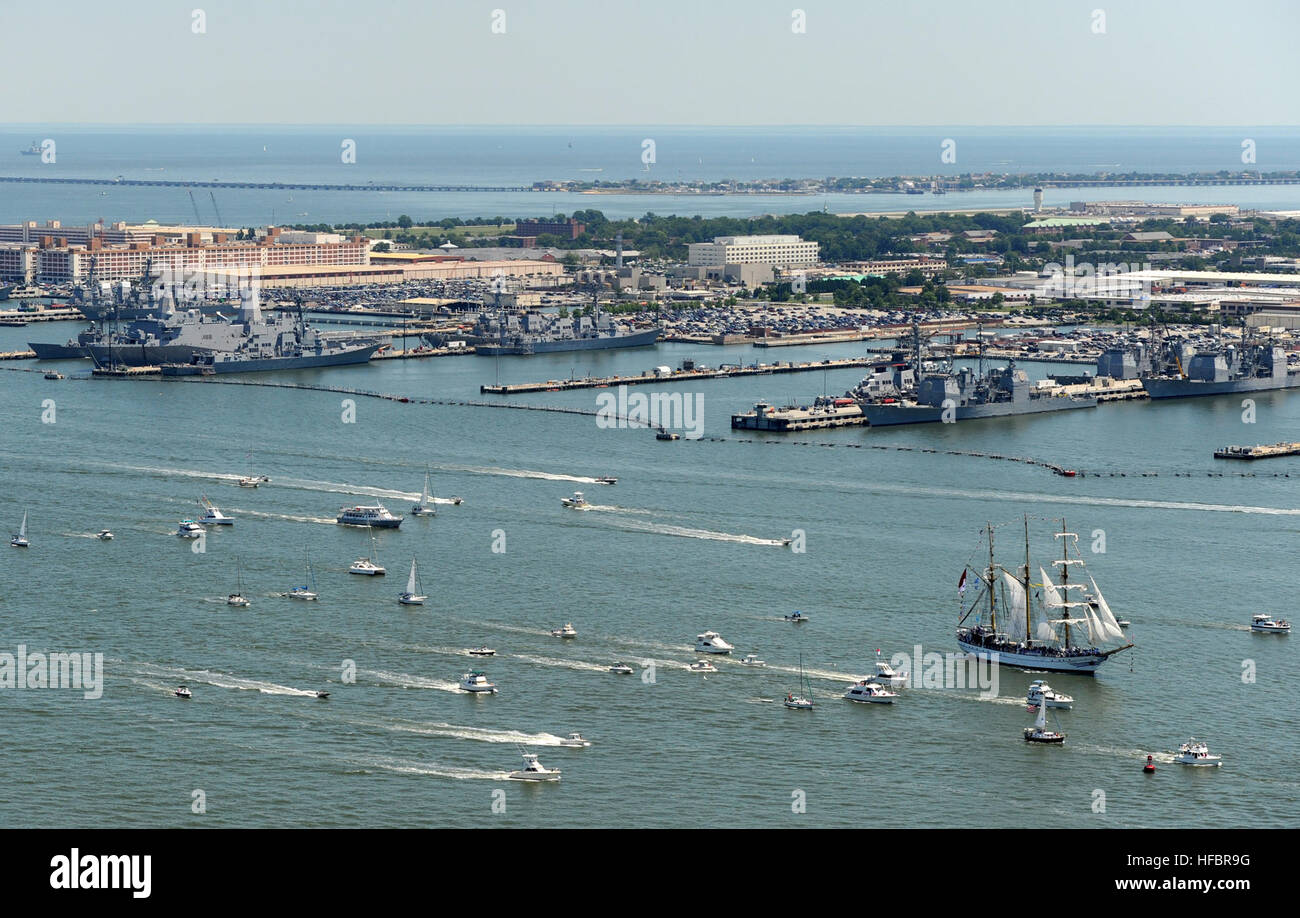 Tall ships sail past hi-res stock photography and images - Alamy