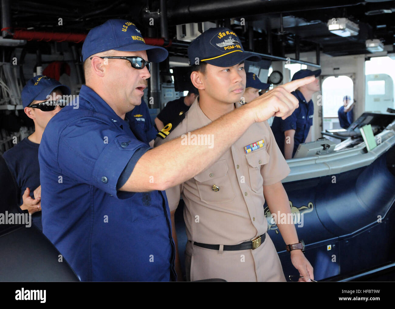 The commanding officer of uss lassen ddg 82 hi-res stock photography ...