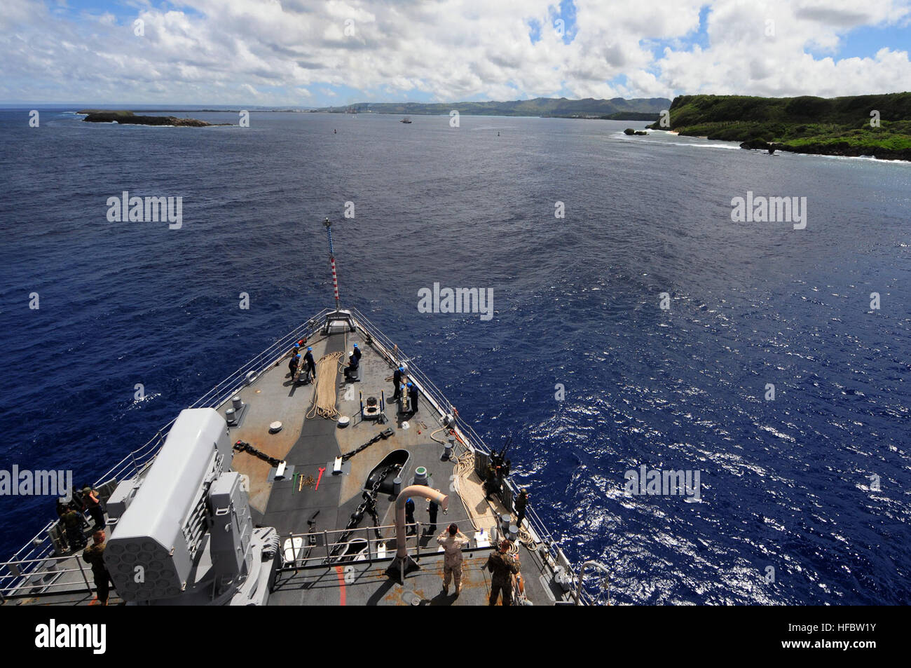 The amphibious dock landing ship USS Comstock (LSD 45) approaches Apra ...