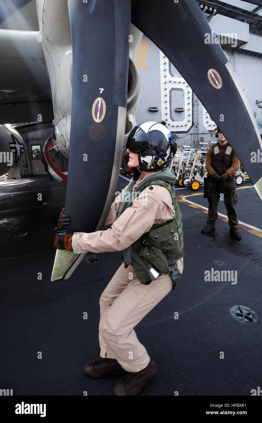 Hawkeye early warning propeller hi-res stock photography and images - Alamy