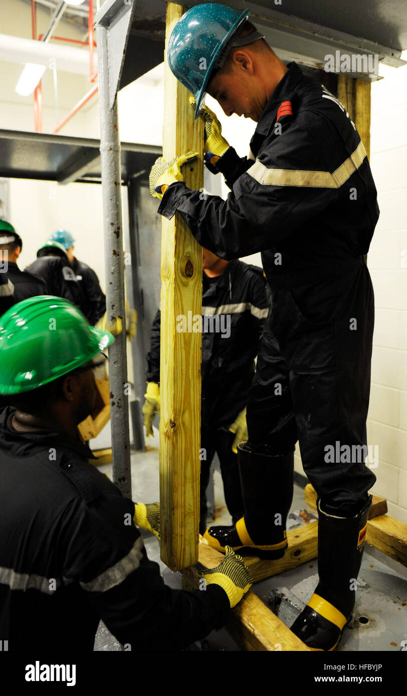 Sailors assigned to HMS Dauntless from the United Kingdom and FS ...