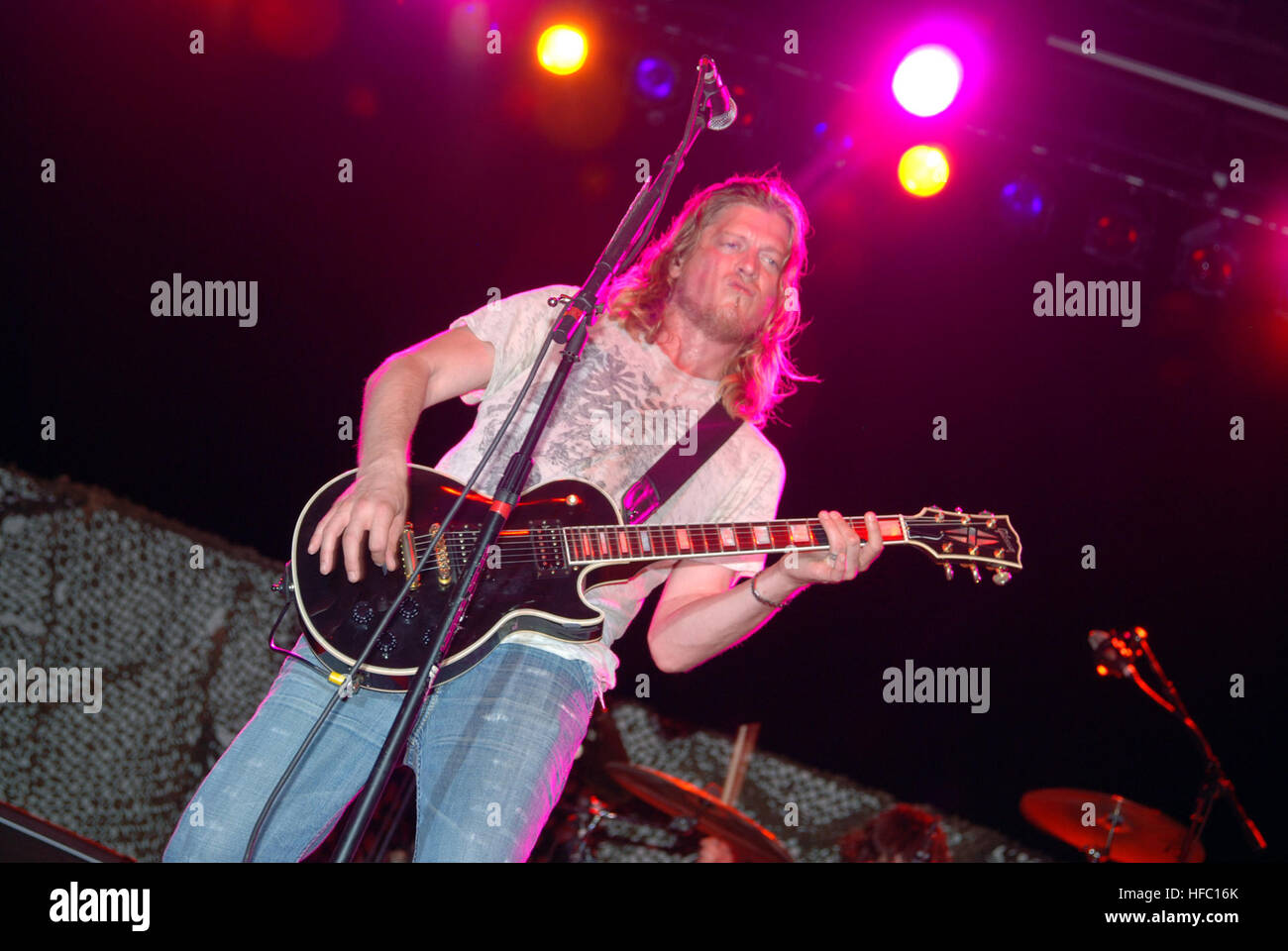 GUANTANAMO BAY, Cuba – Wes Scantlin, Puddle of Mud frontman, entertains ...