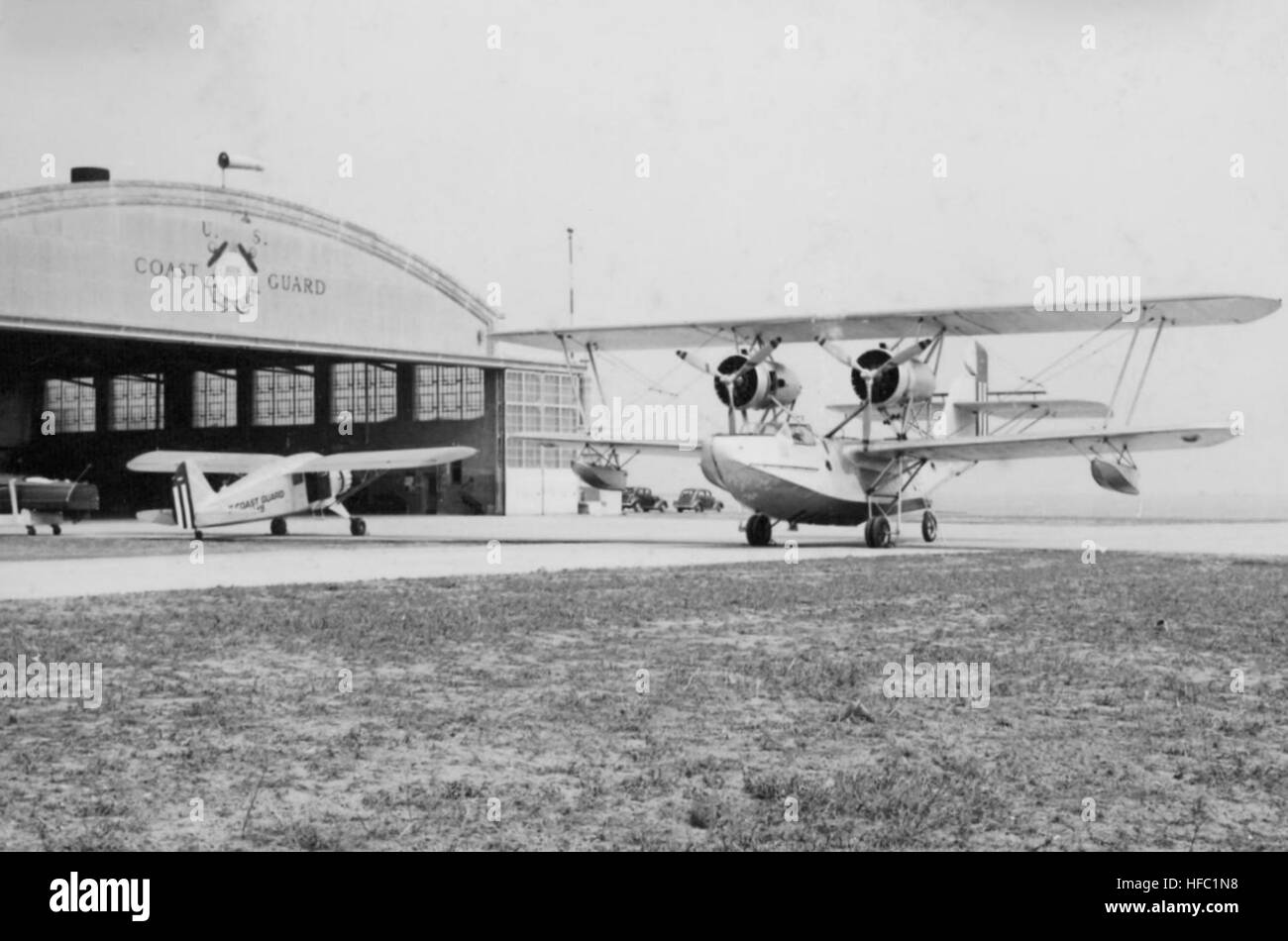Hall PH and Stinson Reliant at CGAS Brooklyn 1938 Stock Photo - Alamy