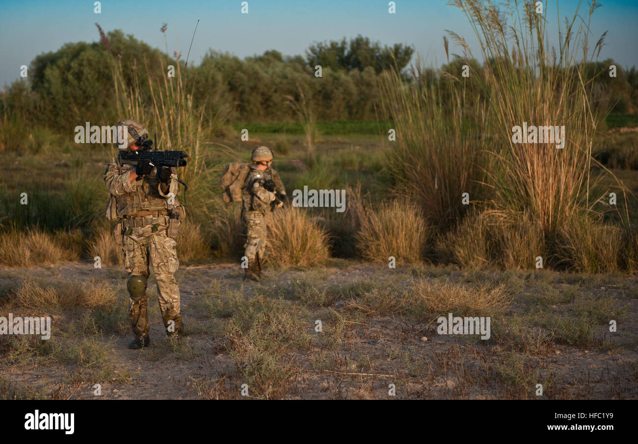 British soldiers from Light Regiment Royal Artillery, 29th Commando ...