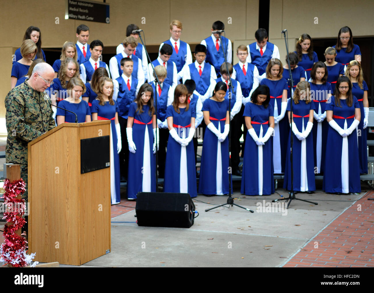 During tree lighting ceremony hi-res stock photography and images - Alamy