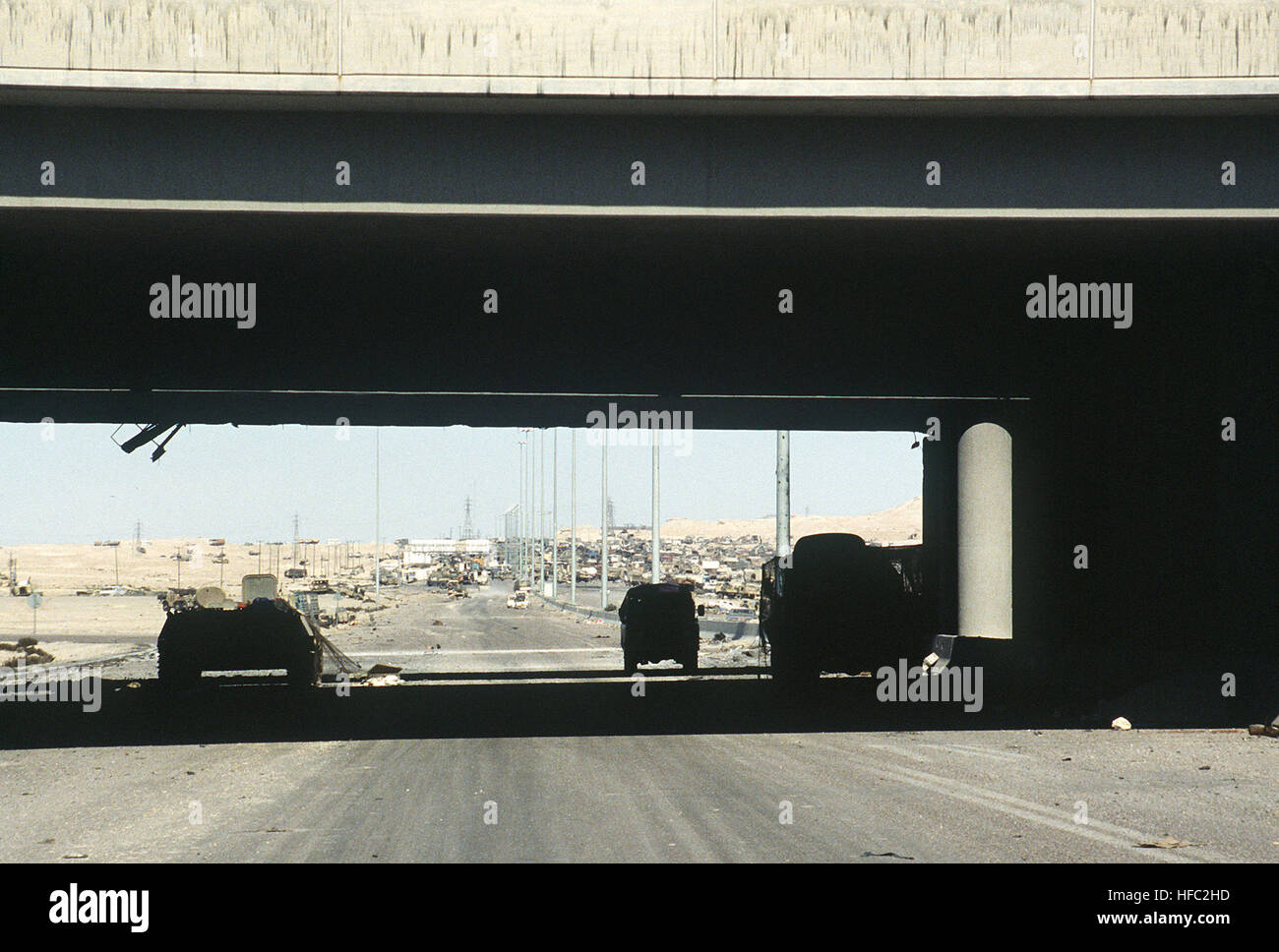 A view of the Basra-Kuwait Highway, clogged with abandoned vehicles ...