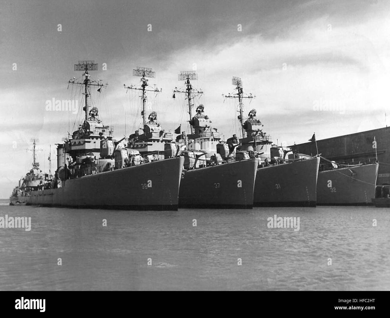 Photo #: NH 107440 USS Thompson (DMS-38, formerly DD-627), USS Davison ...