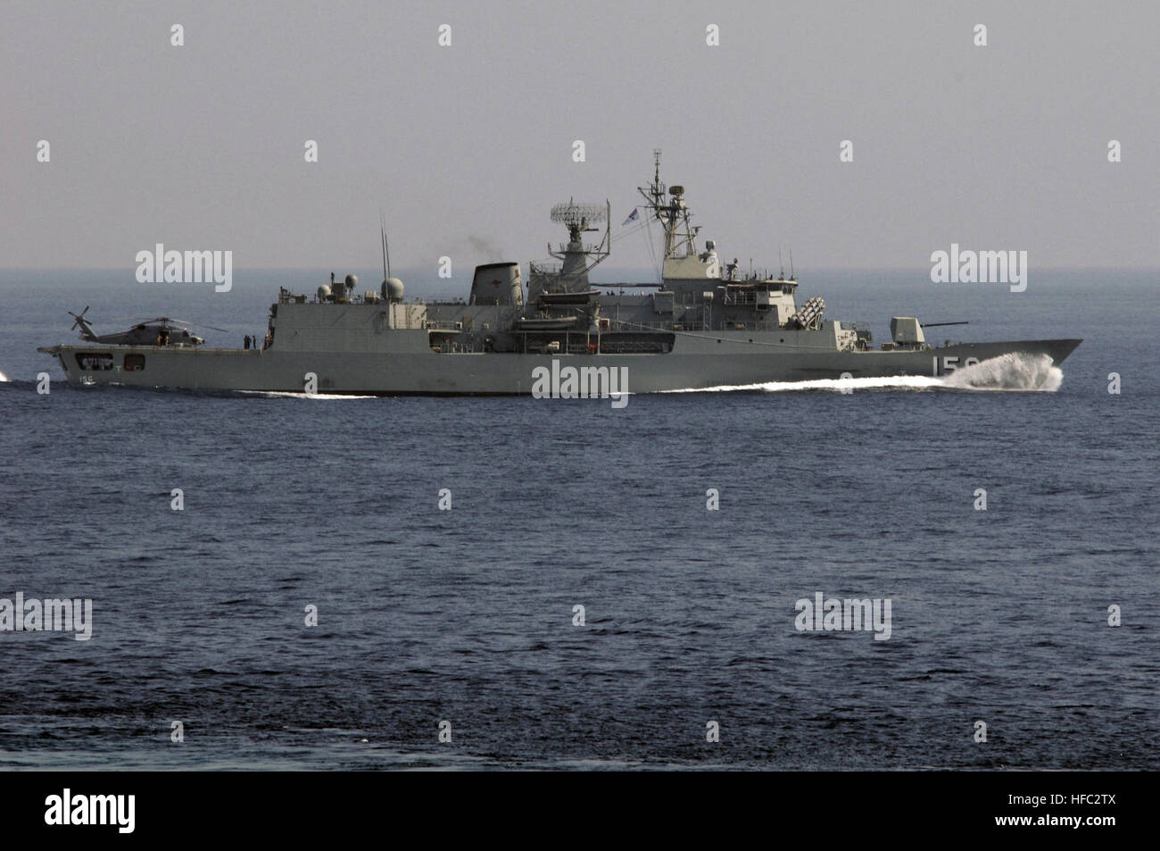 Australian navy frigate hmas toowoomba ffh 156 hi-res stock photography ...