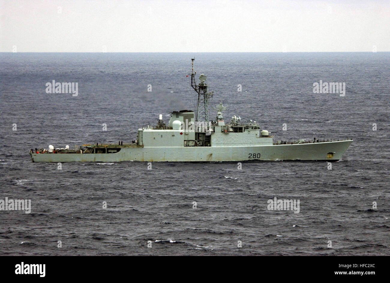HMCS Iroquois (DDG 280) underway off Florida 2002 Stock Photo - Alamy