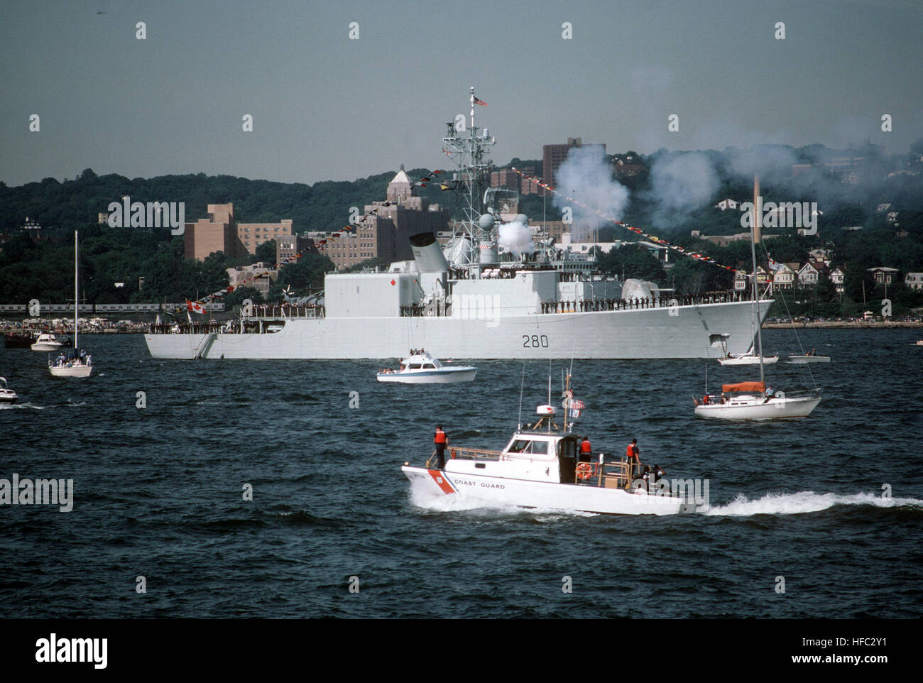 Crew members man the rails aboard Canadian destroyer HMCS IROQUOIS (DDH ...