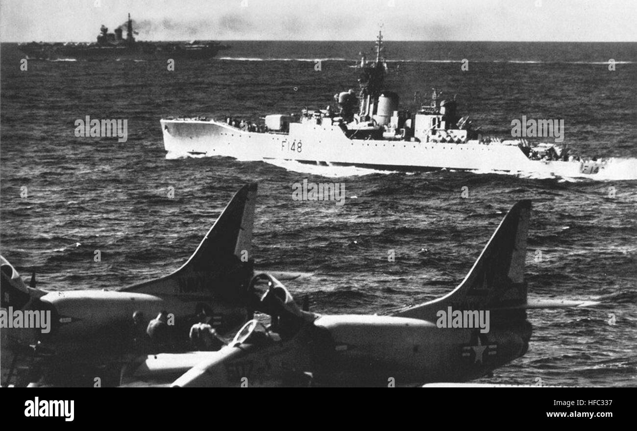 HMNZS Taranaki (F148) underway in May 1964 Stock Photo - Alamy