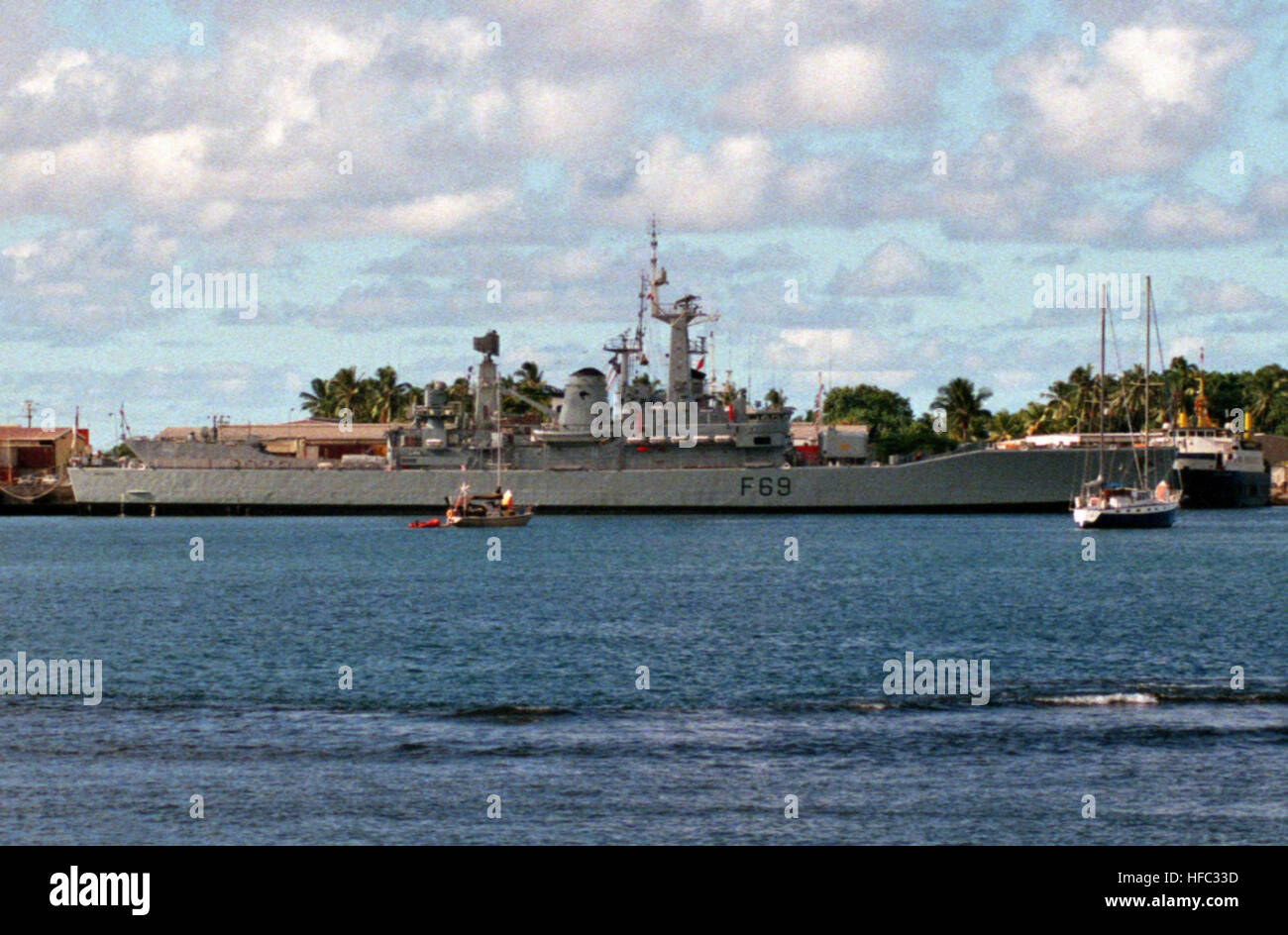 HMNZS Wellington (F69) in port c1991 Stock Photo - Alamy