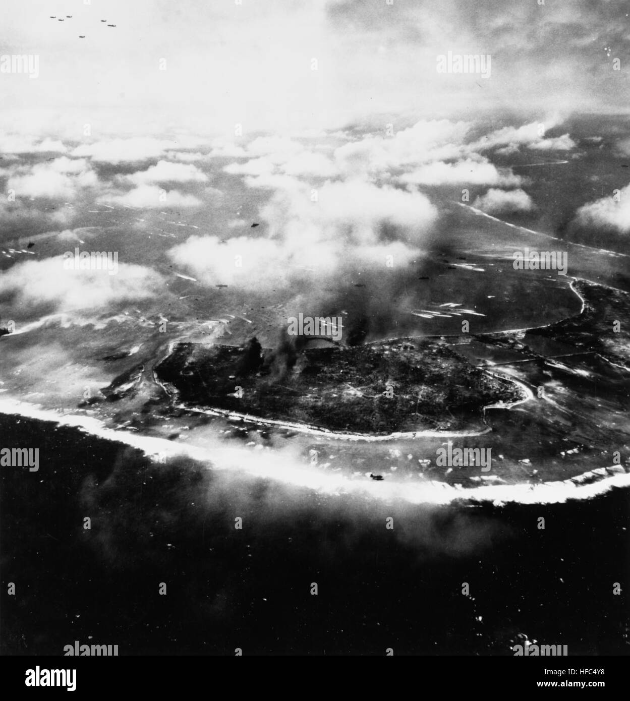 Assault landing craft approached Namur and Roi Islands in Kwajalein ...
