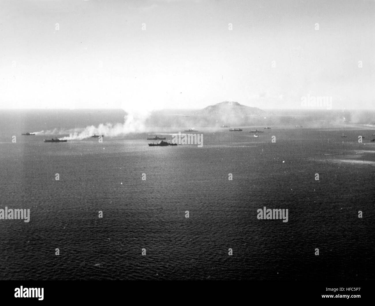 Japanese ships under attack at Truk 03 in February 1944 Stock Photo - Alamy
