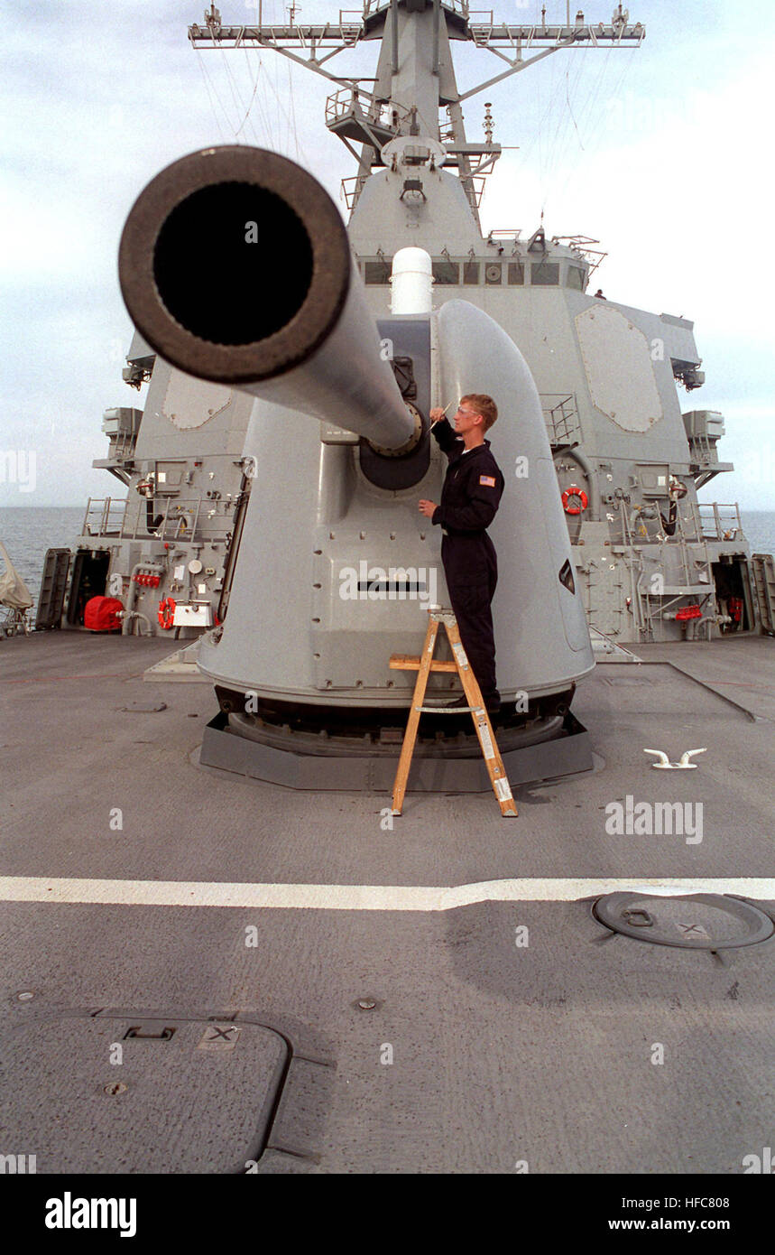 970508-N-8202E-007 ABOARD USS FITZGERALD (May 8, 1997) -- Gunner's Mate ...