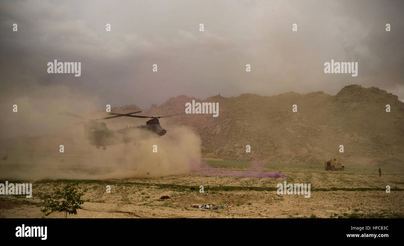 Ch 47 chinook lands hi-res stock photography and images - Alamy