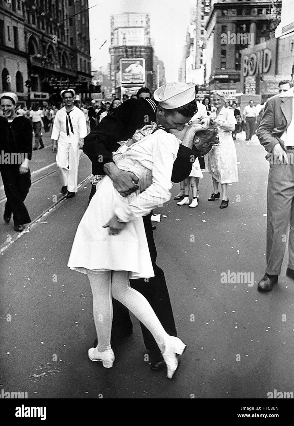 Kissing the War Goodbye Time Square 1945 Stock Photo - Alamy