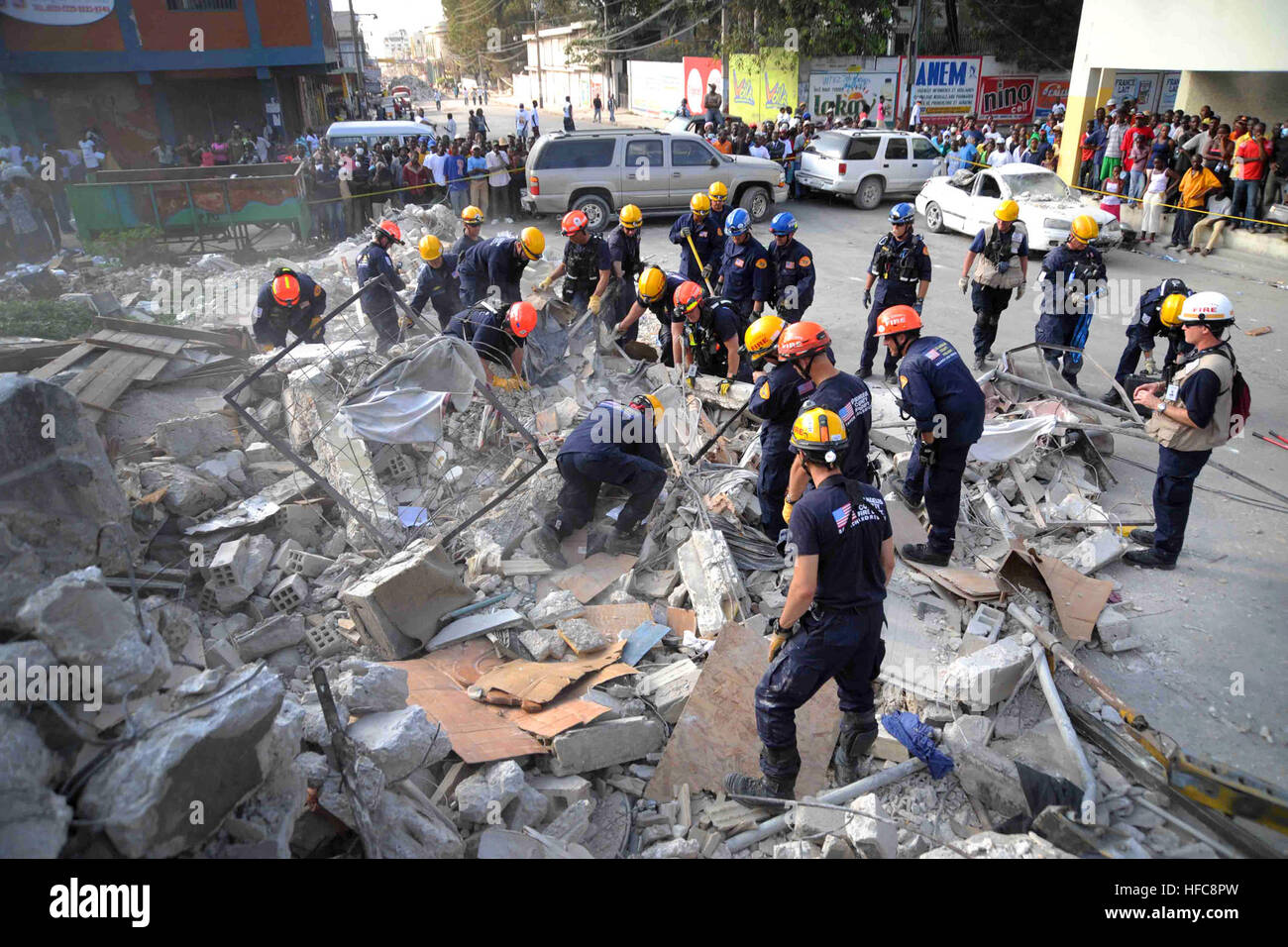 Members of the Los Angeles County Fire Department Search and Rescue ...
