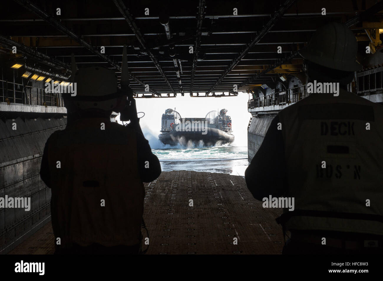 A Landing Craft Air Cushion (LCAC) transports Sailors and Marines ...