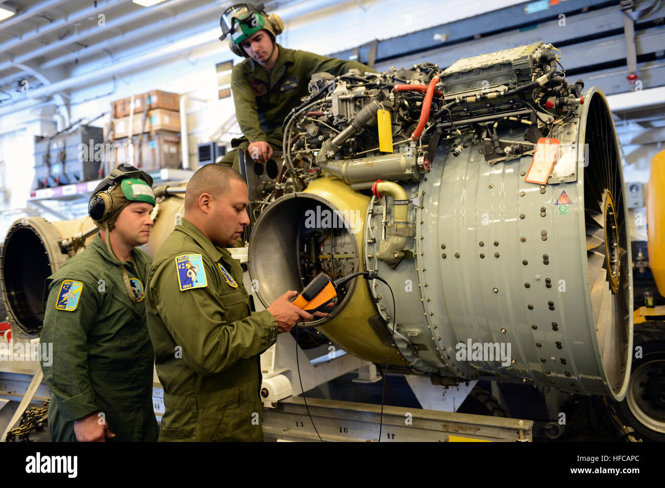 PHILIPPINE SEA (Feb. 5, 2013) Gunnery Sgt. Leonel Lora, middle ...