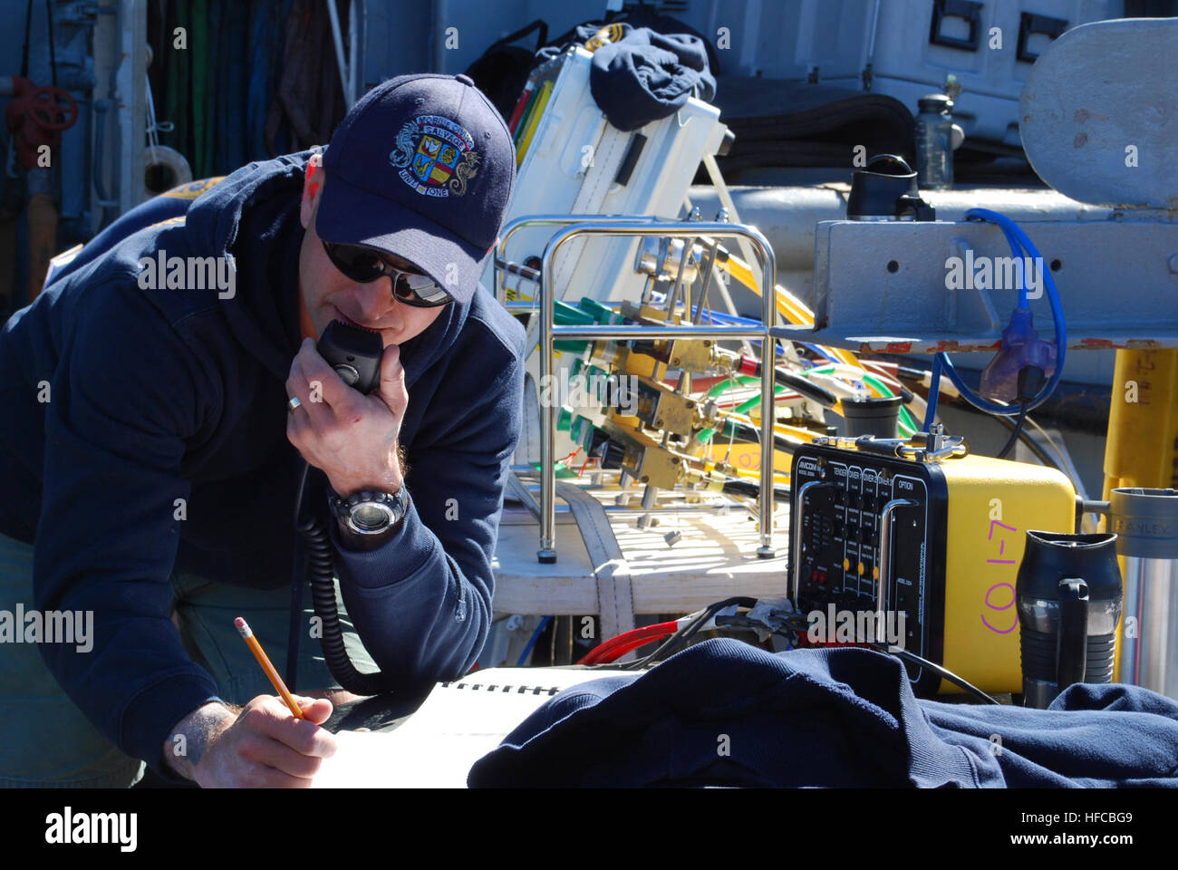 Usns salvor hi-res stock photography and images - Alamy