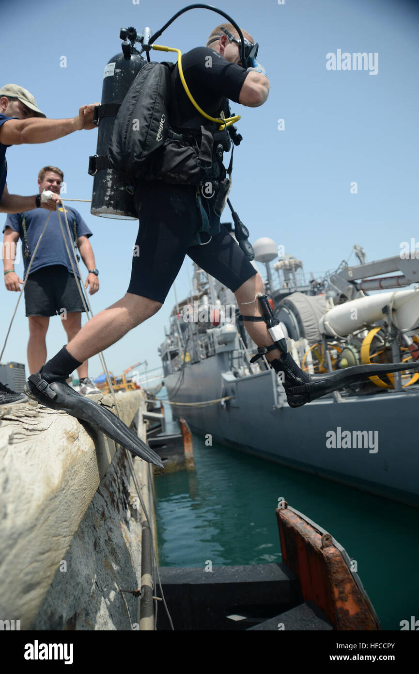 130402-N-RE144-281 MINA SALMAN PIER, Bahrain (April 2, 2013) Navy Diver ...