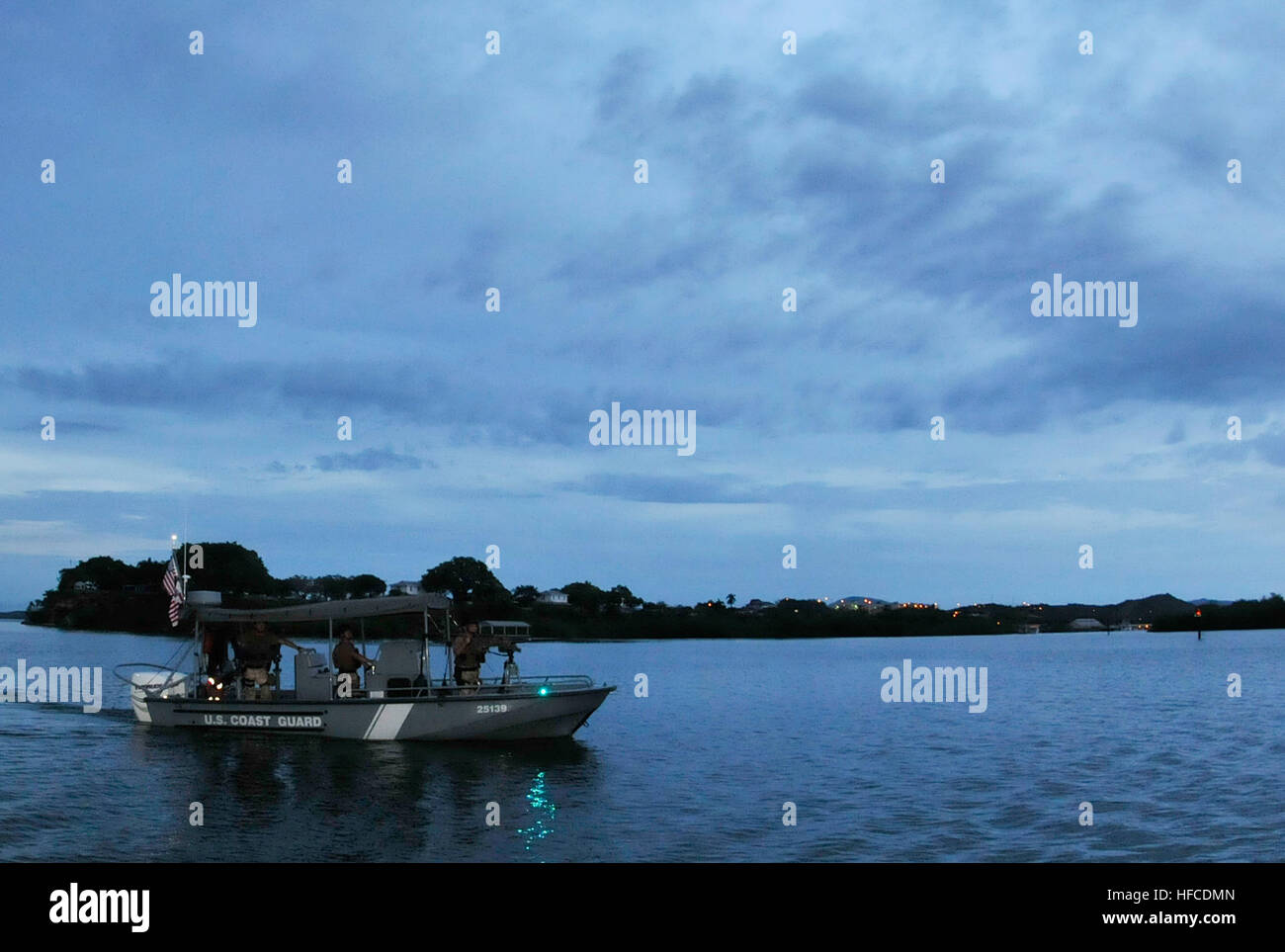 Coast Guardsmen from U.S. Coast Guard Maritime Safety and Security Team ...
