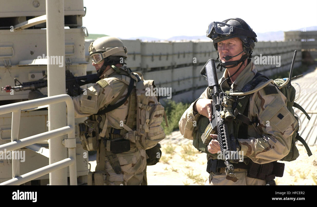 030807-F-7823A-019 Naval Air Station Fallon, Nev. (Aug. 7, 2003 ...