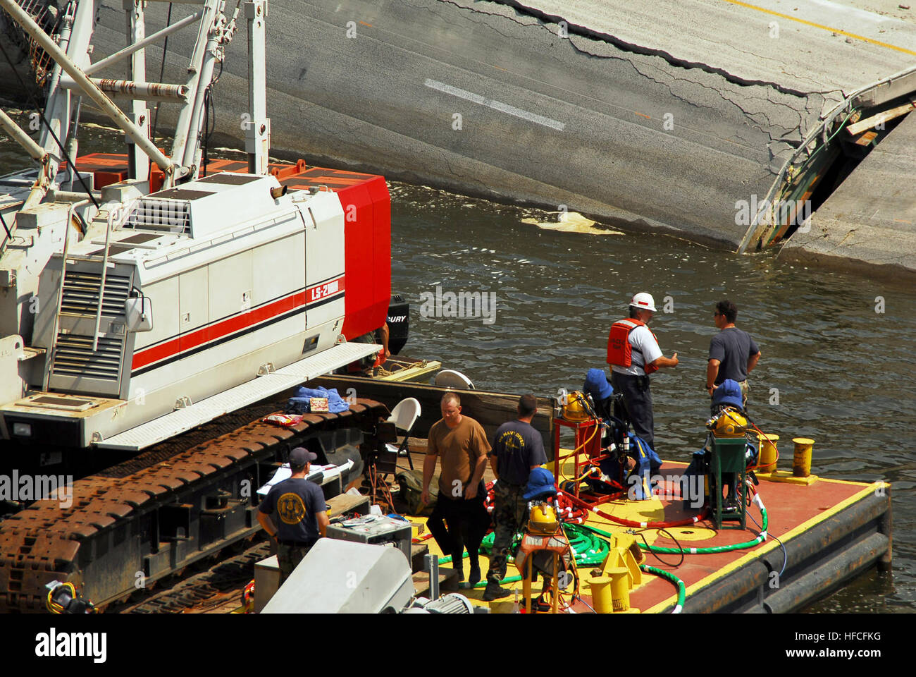 Divers barge hi-res stock photography and images - Alamy
