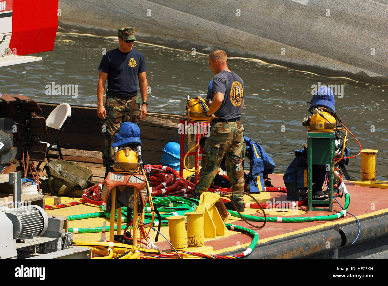 Navy divers from Mobile Diving and Salvage Unit (MDSU) 2 from Naval ...