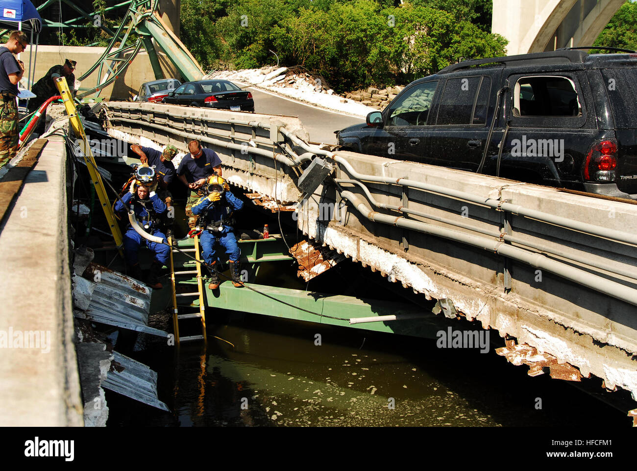 I 35 bridge collapse site hi-res stock photography and images - Alamy
