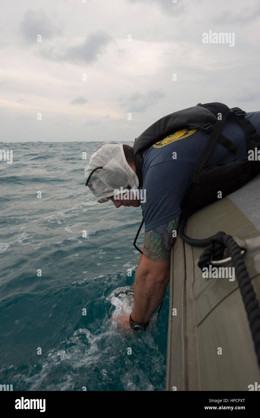 Sailors assigned to Mobile Diving and Salvage Unit (MDSU) 1 operate a ...