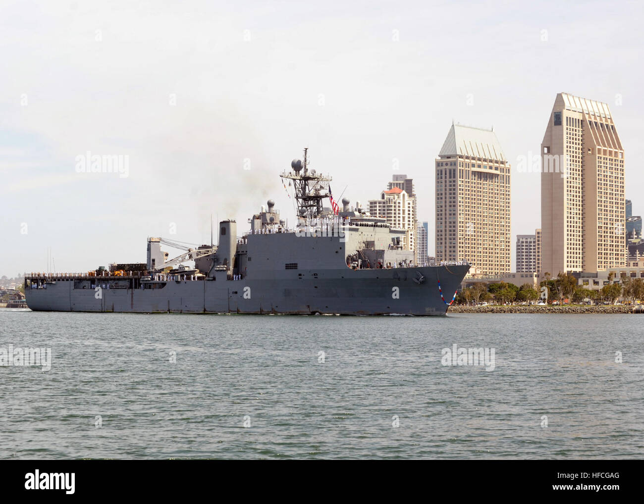 The amphibious dock landing ship USS Rushmore (LSD 47) returns to Stock ...
