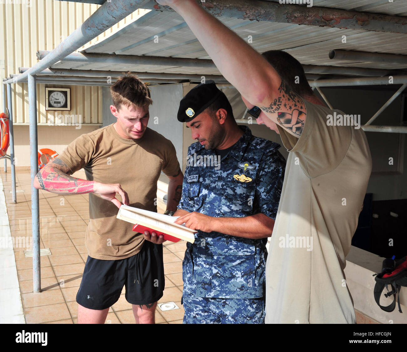 Navy eod diving personnel hi-res stock photography and images - Alamy