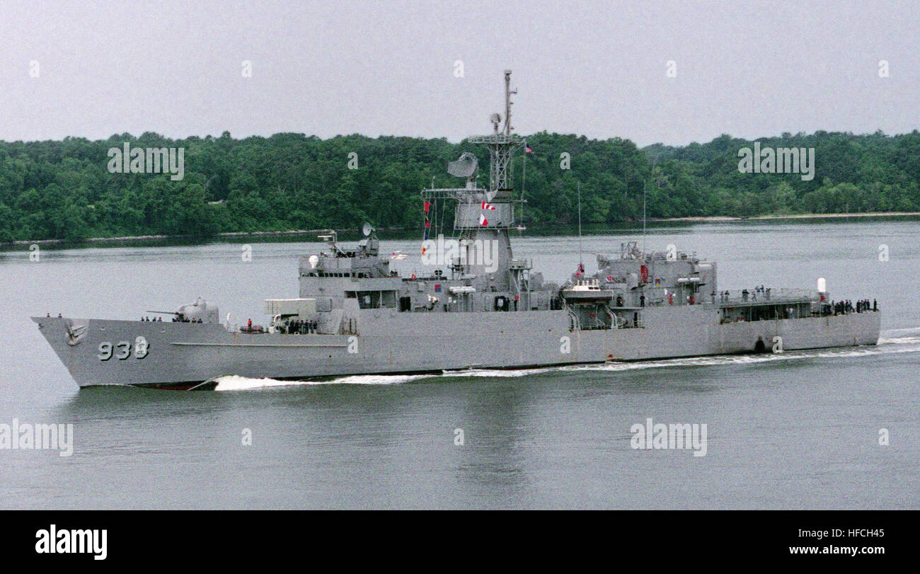 Port bow view of the Taiwanese frigate NI YANG (F 938) underway ...