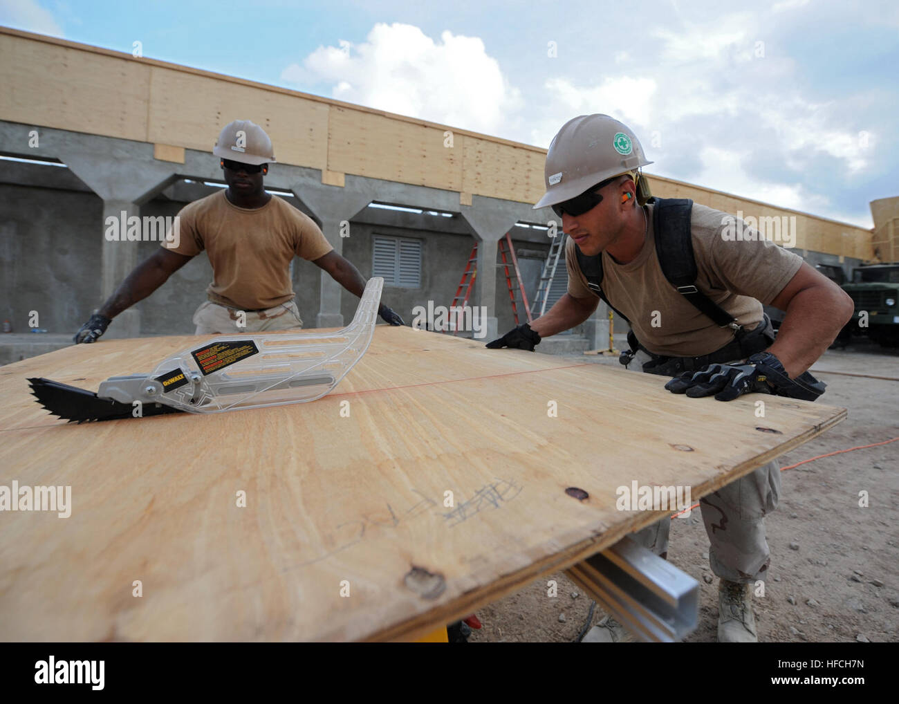 Constructionman Daniel Fuentes, builder, (right) and Petty Officer 3rd ...