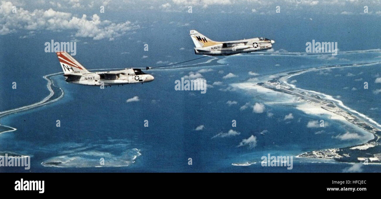 A-7E VA-195 refueling VS-33 S-3A over Diego Garcia 1981 Stock Photo - Alamy