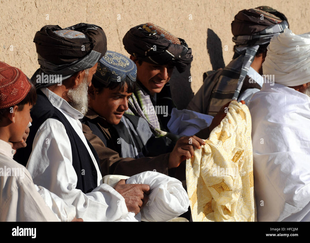 Villagers receive cold weather materials and clothes from Afghan Local ...