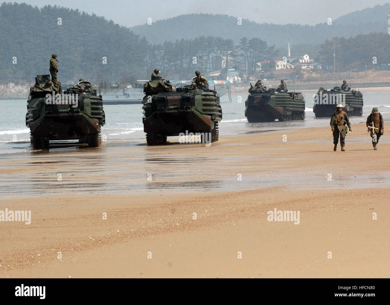 070329-L-6710M-056 SOUTH CHINA SEA (March 29, 2007) - Assault ...