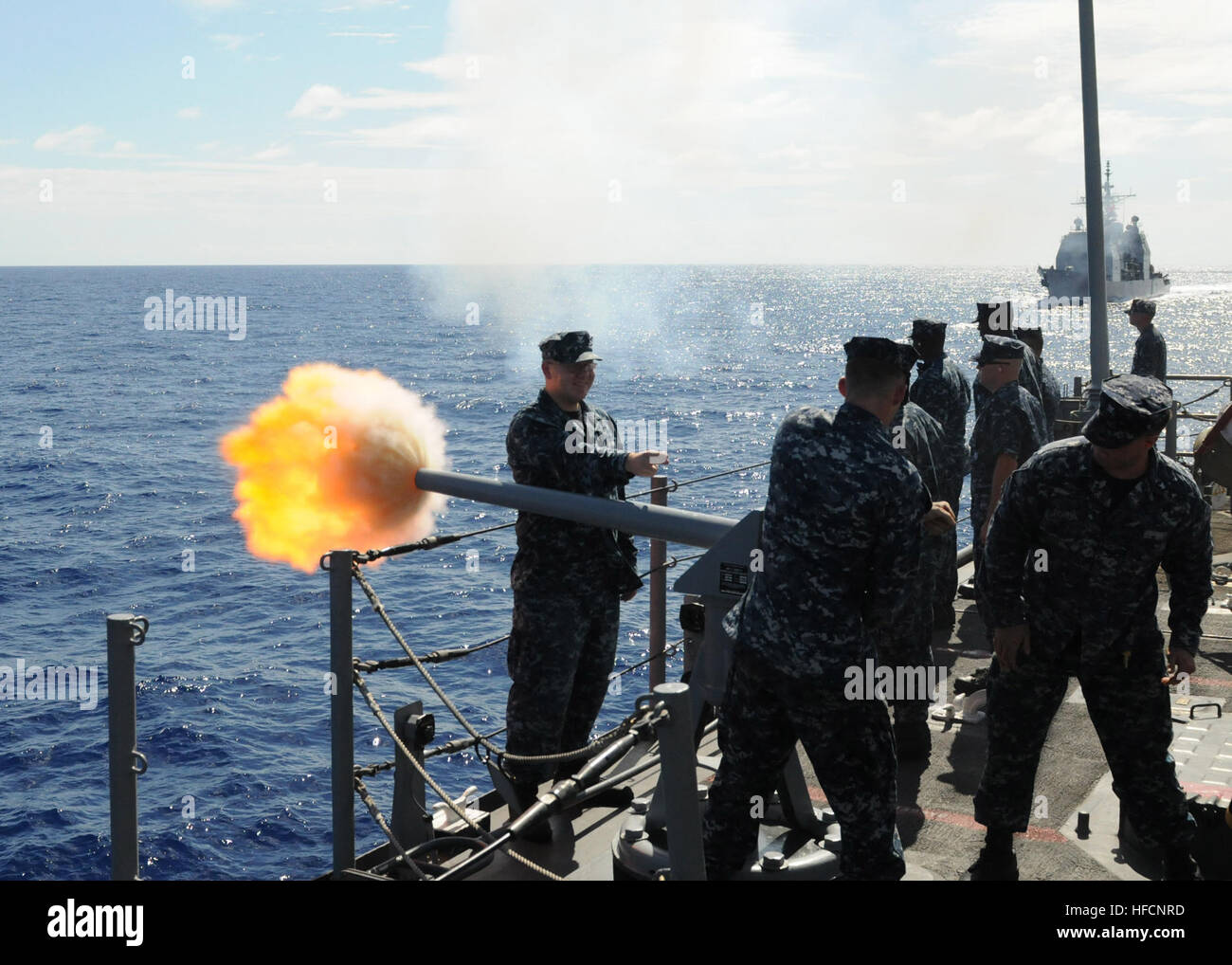Sailors assigned to the Oliver Hazard Perry-class guided-missile ...
