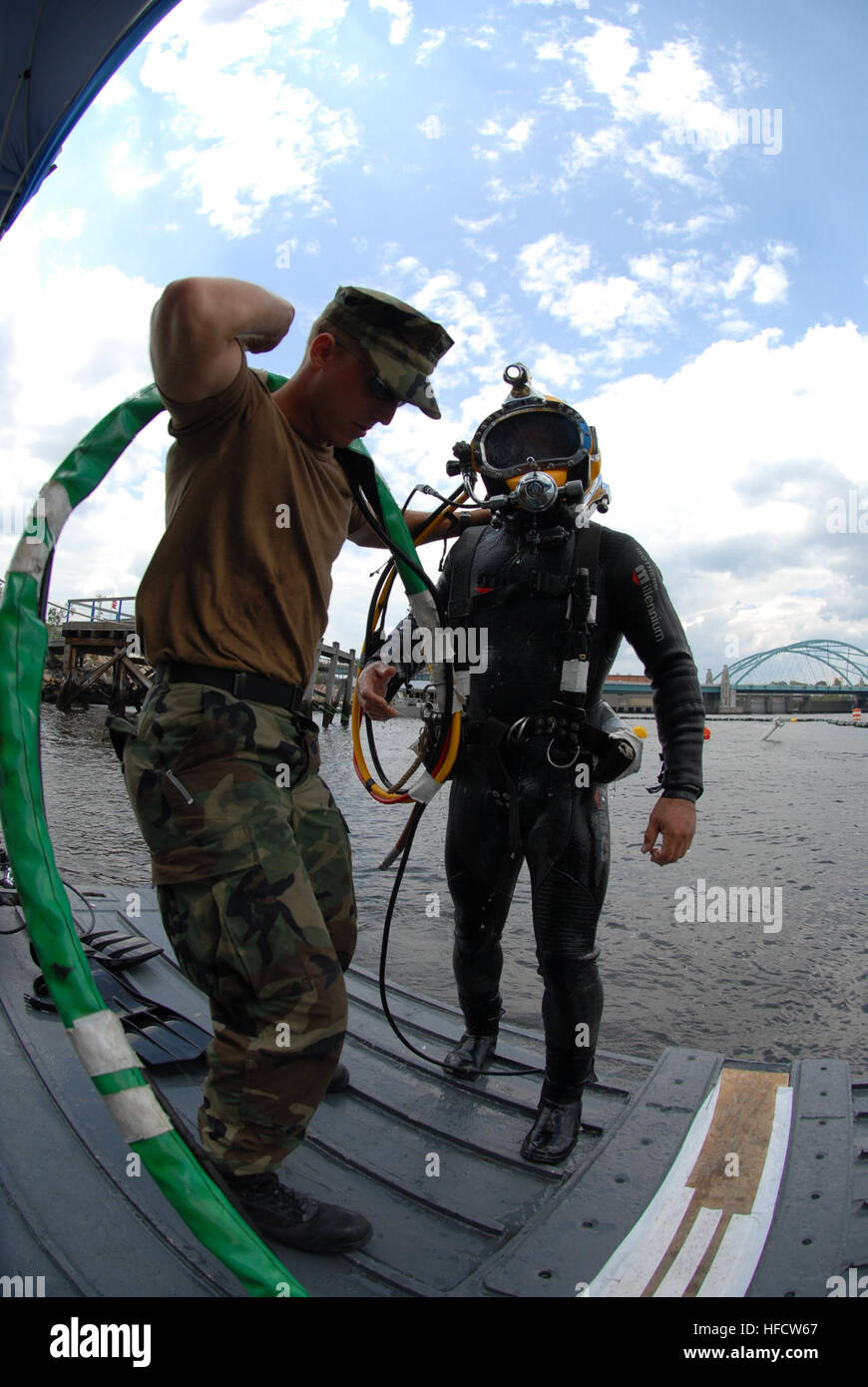 U.S. Navy Diver 2nd Class Kevin Eppleman stationed with Mobile Diving ...
