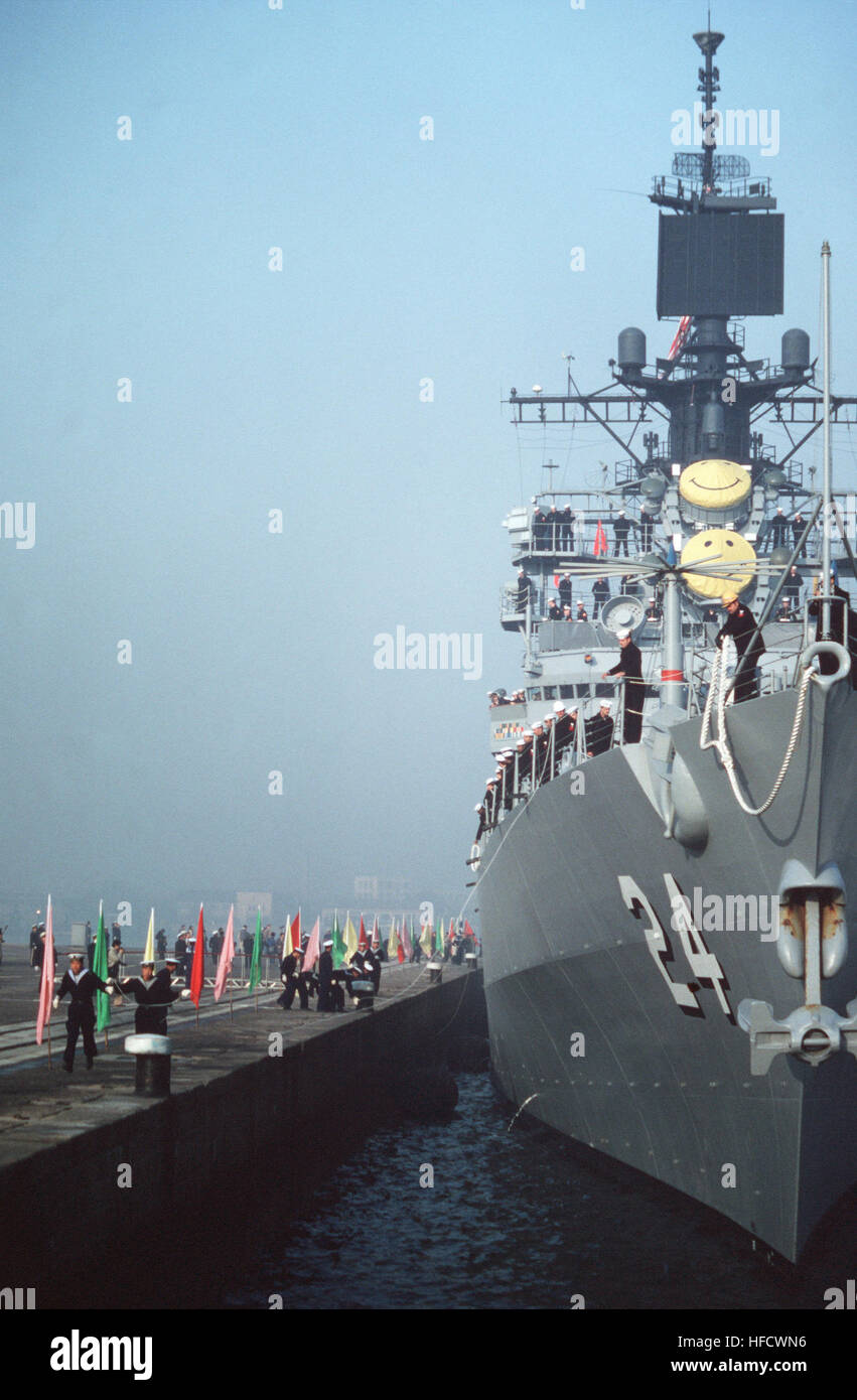 Lines are thrown from the guided missile cruiser USS REEVES (CG 24) to ...