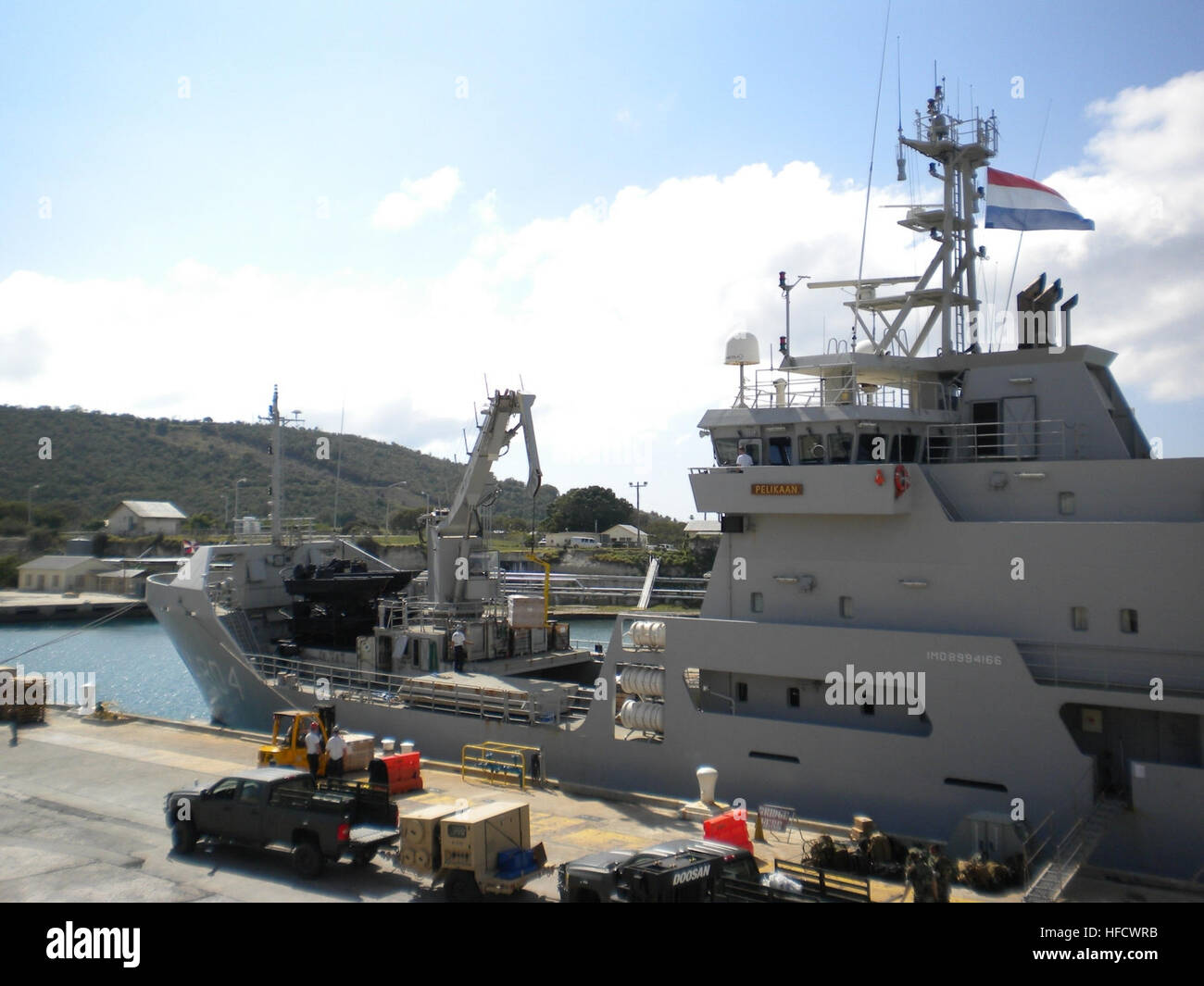 Personnel from U.S. Navy Mobile Dive and Salvage Unit 2 (MDSU 2) and ...