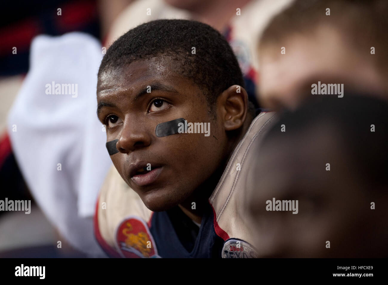 U.S. Naval Academy Midshipmen quarterback Ricky Dobbs watches the clock ...