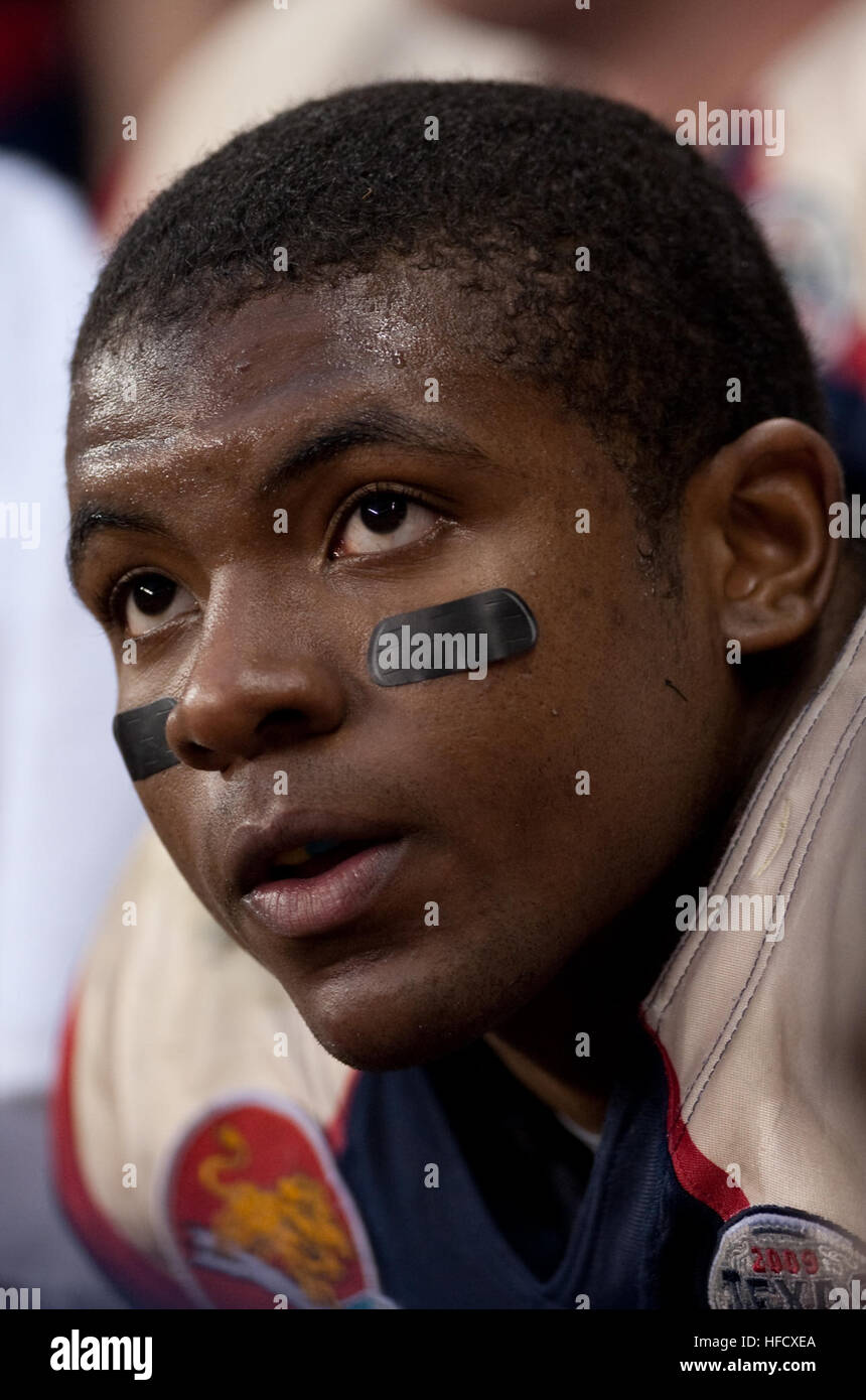 U.S. Naval Academy Midshipmen quarterback Ricky Dobbs watches the clock ...