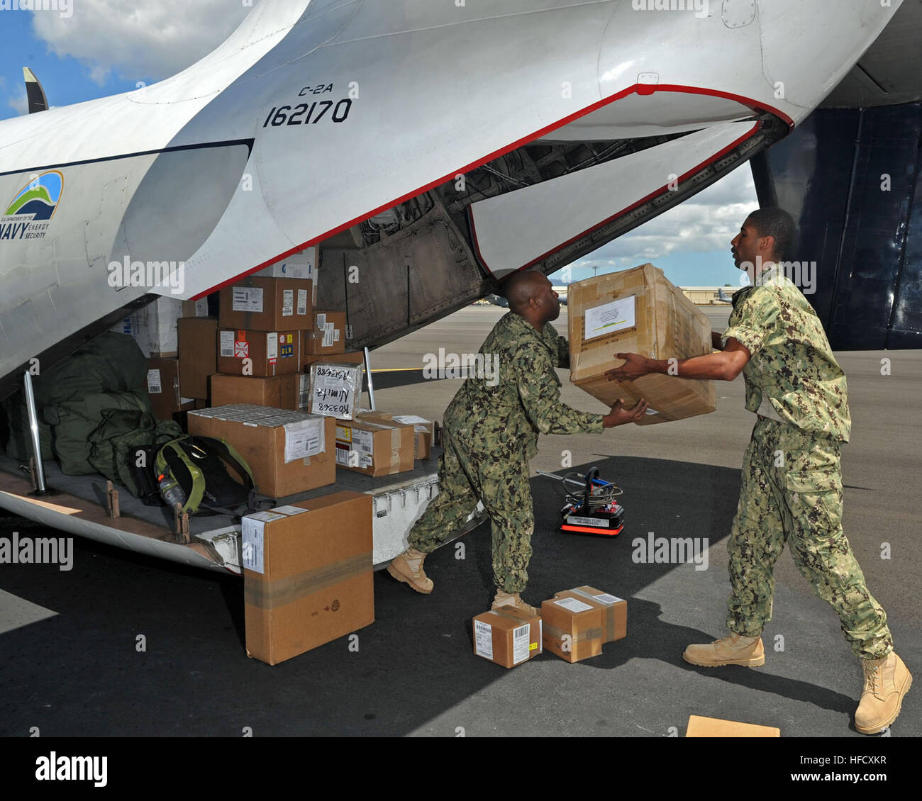 2012 sailors load a sea s hi-res stock photography and images - Alamy